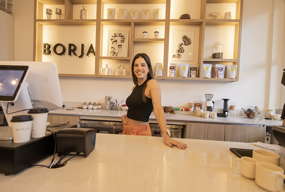 Cande Molfese para su cafeteria Borja Cafe eligió cuarzo europeo ...